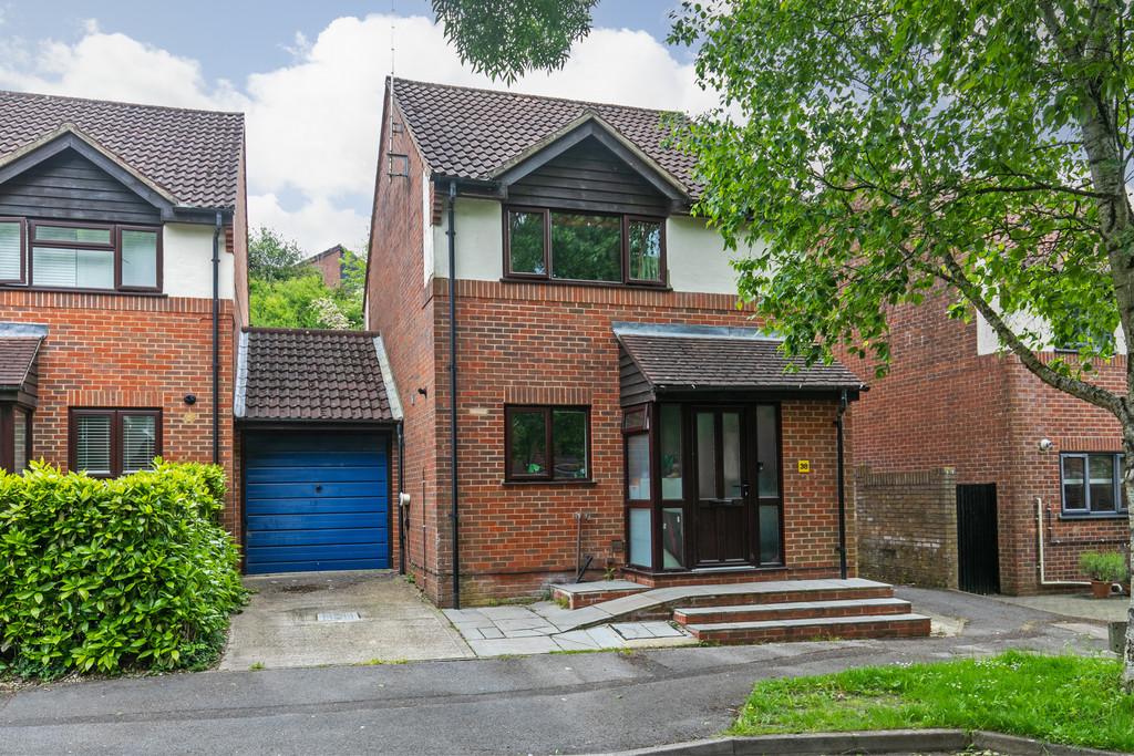 Honeysuckle Close, Winchester, SO22 3 bed link detached house - £425,000
