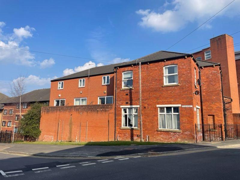 Dene House Court, Leeds 2 bed townhouse - £1,150 pcm (£265 pw)