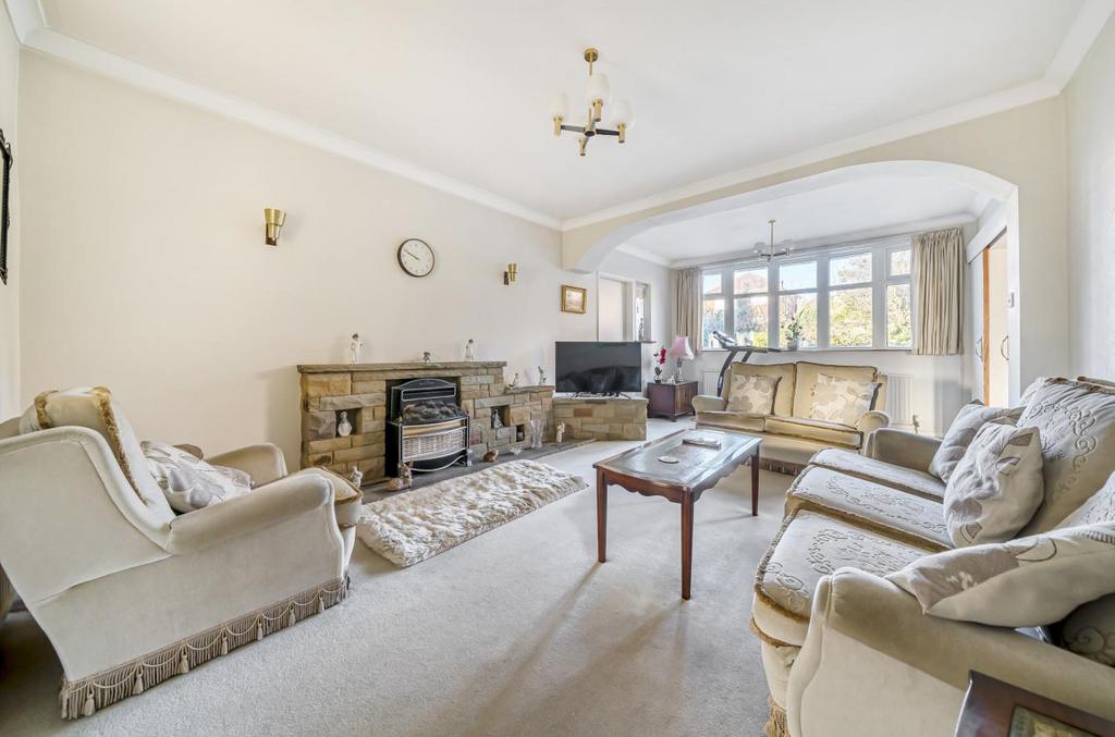 Hall Lane, Horsforth, LS18 3 bed detached house - £565,000