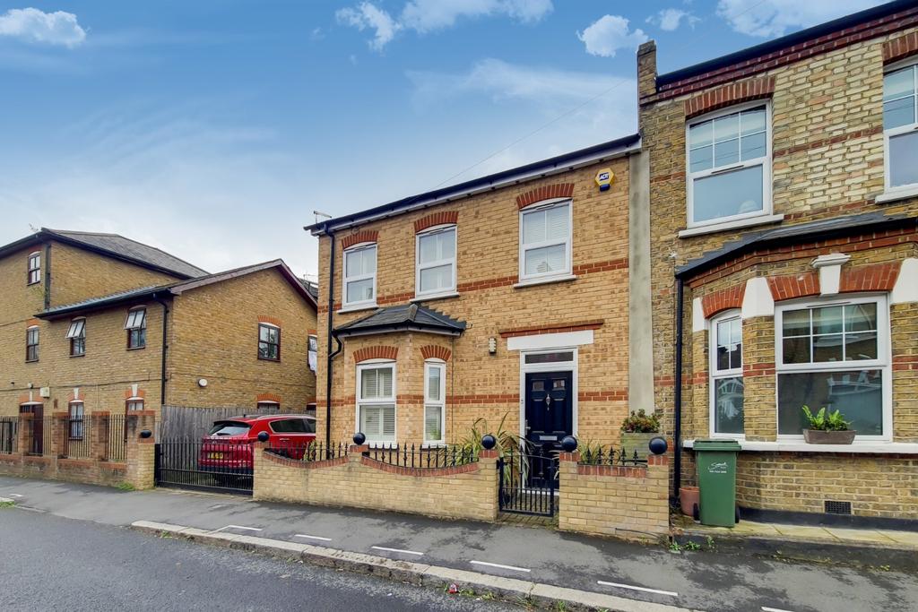 Holbeck Row, London, SE15 4 bed end of terrace house - £875,000