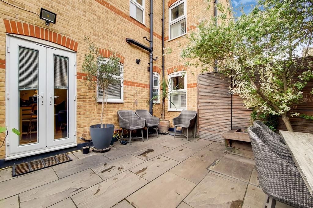 Holbeck Row, London, SE15 4 bed end of terrace house - £875,000