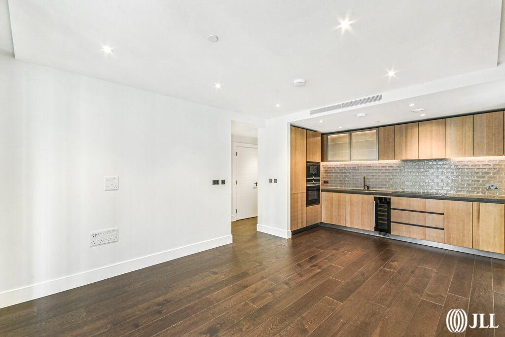 Prince of Wales Drive London SW11 2 bed apartment - £3,358 pcm (£775 pw)
