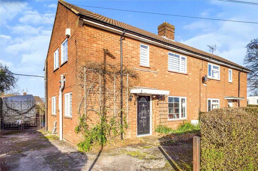 Gravelly Close, Tadley, Hampshire, RG26 3 bed semi-detached house - £ ...