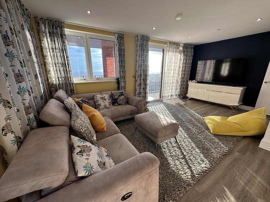 Ashwell House, Healum Avenue... 3 bed penthouse - £2,900 pcm (£669 pw)