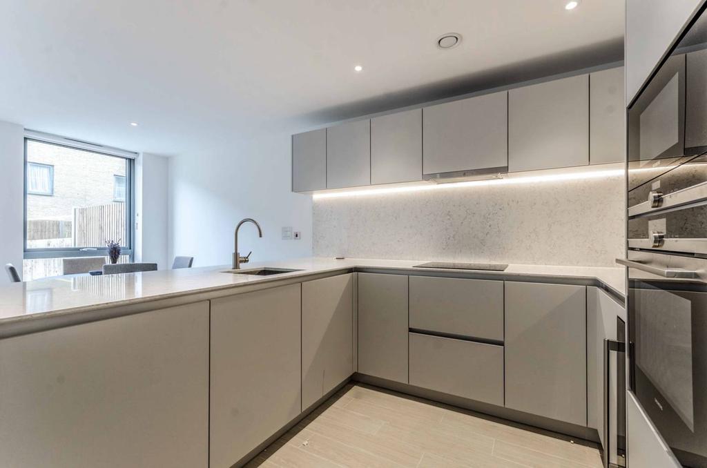Packington Square, Islington, London, N1 2 bed flat to rent - £3,445 ...