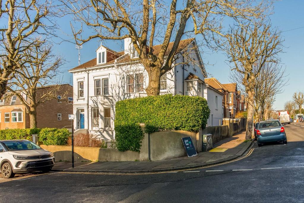 Springfield Road, Brighton 2 bed apartment - £350,000