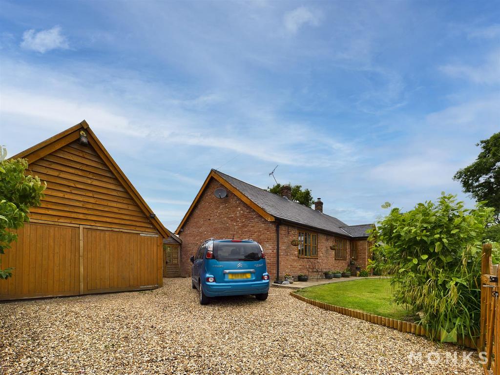 Creamore, Wem, Shropshire 3 bed detached bungalow - £340,000