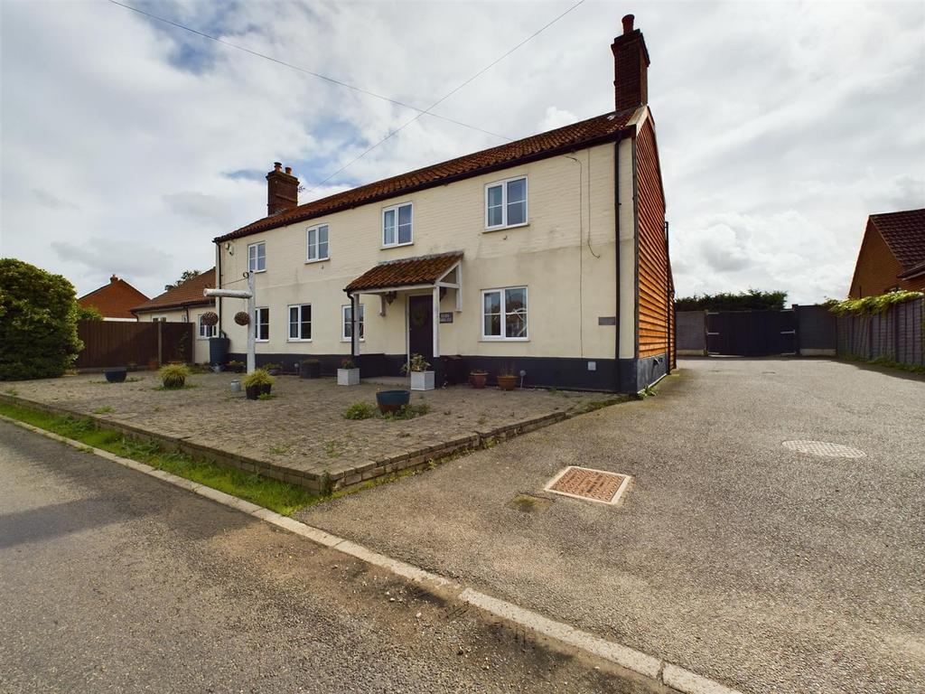 Norwich Road, Yaxham 6 bed detached house for sale - £600,000