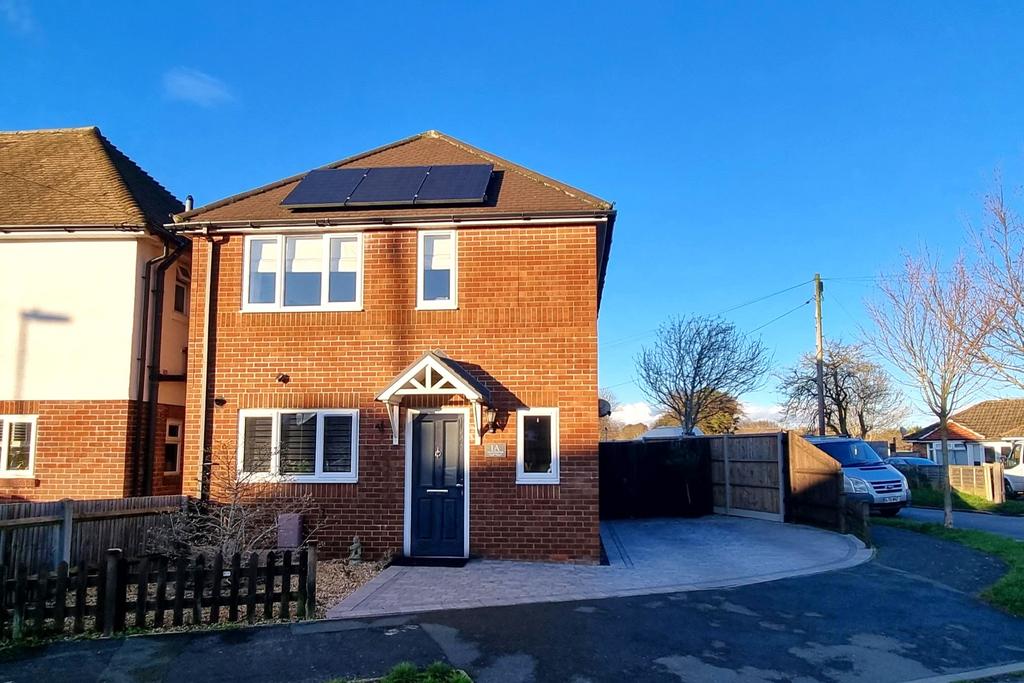 ALEXANDER GROVE, FAREHAM 2 bed detached house - £335,000