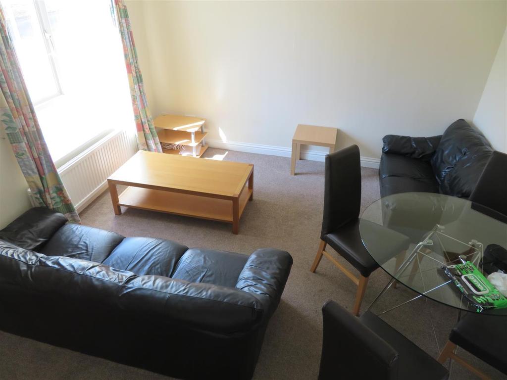 Southway, Guildford 4 bed semi-detached house - £2,300 pcm (£531 pw)
