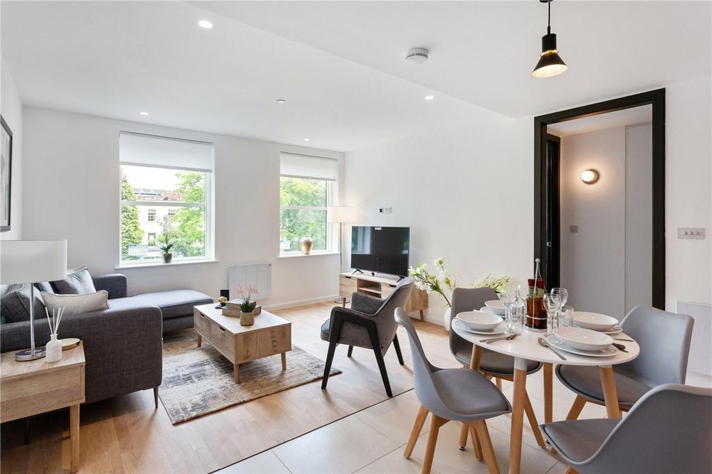 Salisbury Square, Hatfield 1 bed flat - £270,000