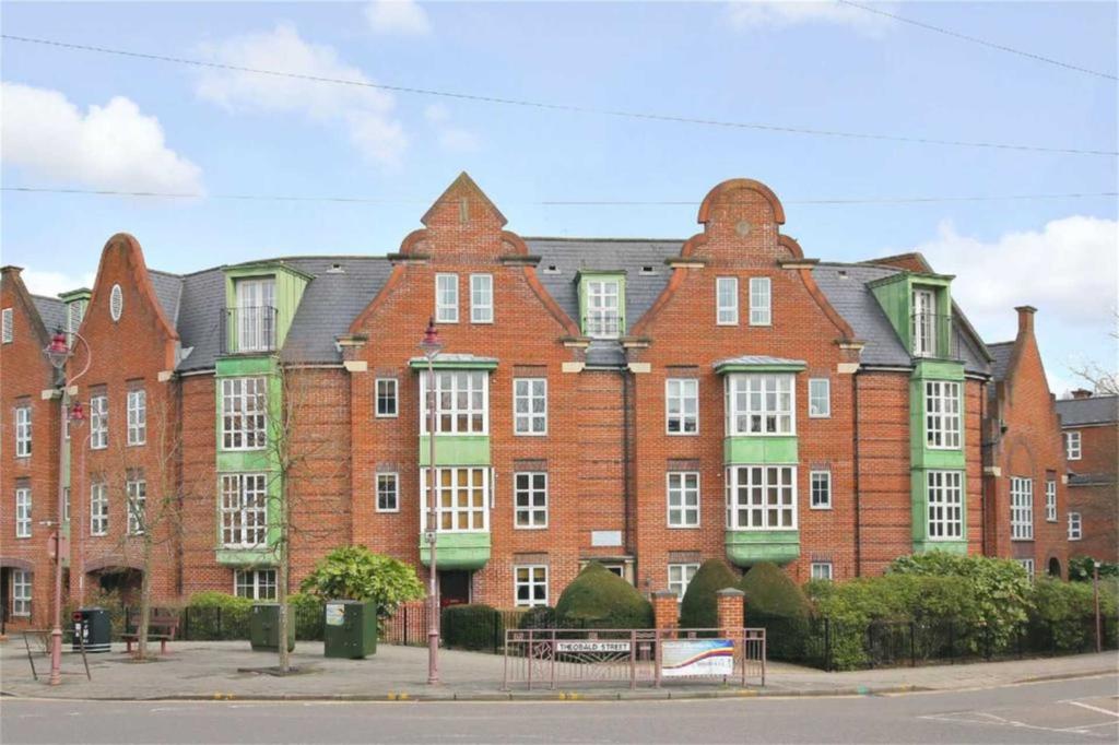 Watling Mansions, Radlett 2 bed flat - £1,650 pcm (£381 pw)