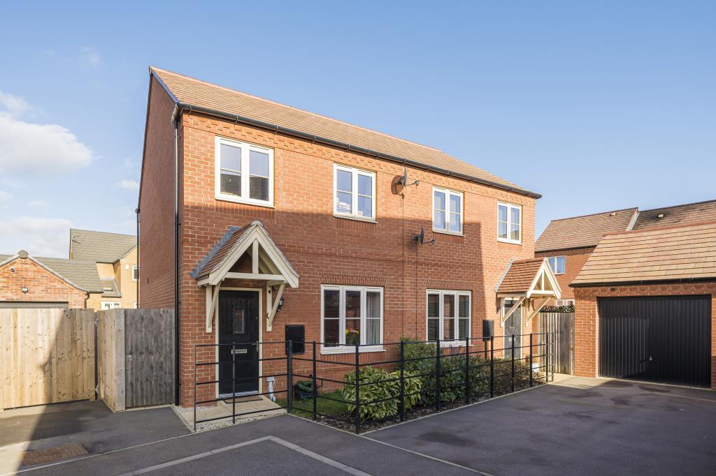 Banbury, Oxfordshire, OX16 3 bed semi-detached house - £300,000