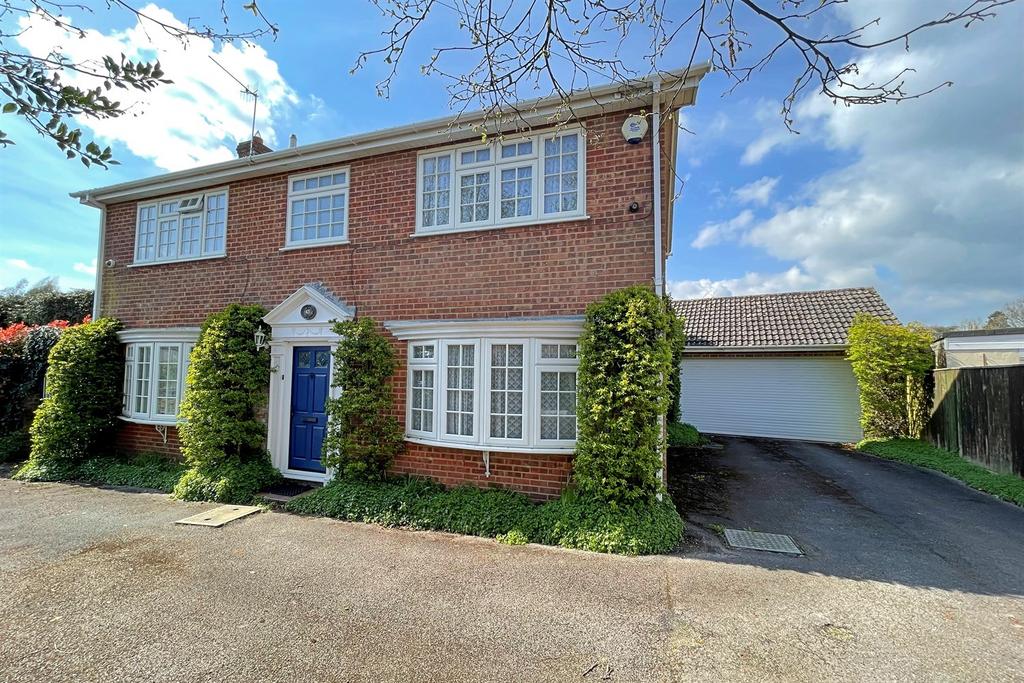 Verwood 3 bed detached house - £525,000