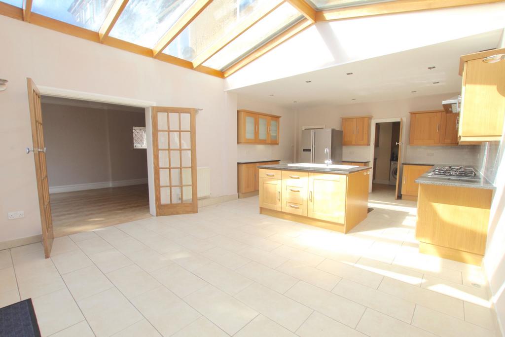 Ringwood Avenue, London 5 bed detached house - £5,400 pcm (£1,246 pw)