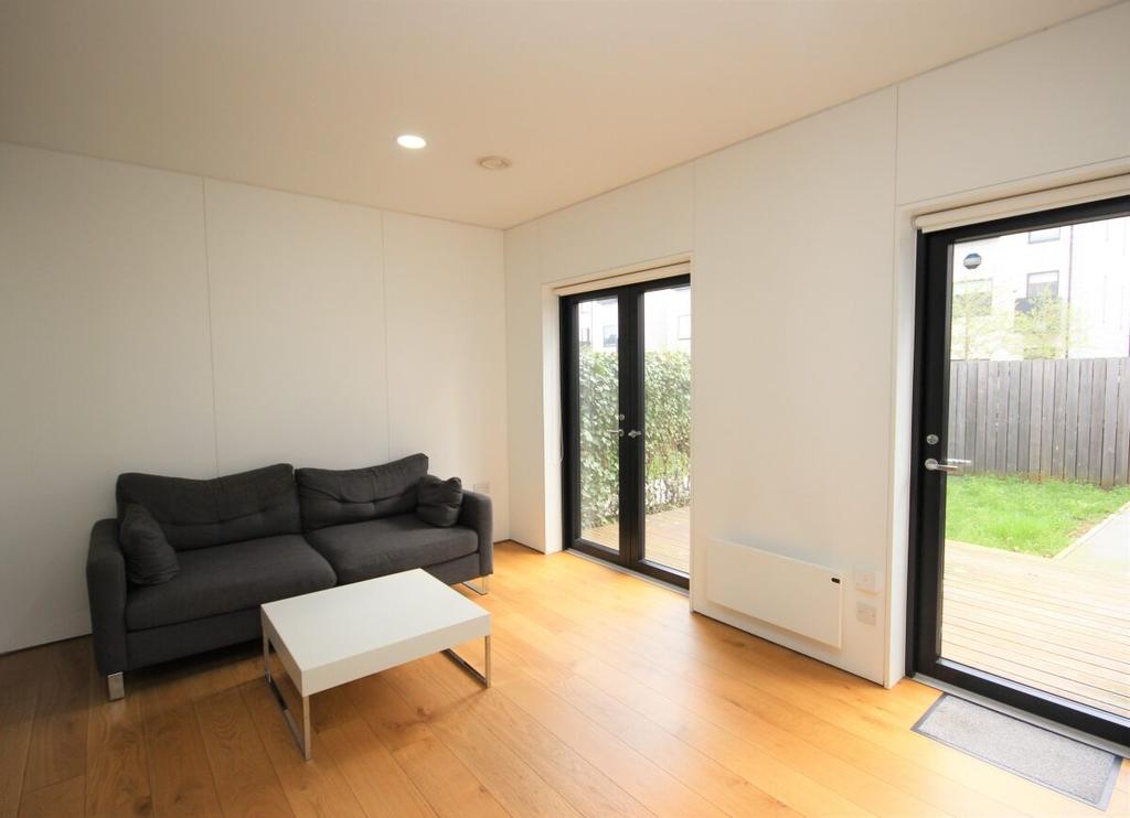 Springfield Lane Salford M3 3 bed townhouse - £1,700 pcm (£392 pw)