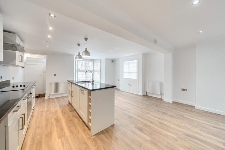 Mallinson Road London SW11 2 bed apartment - £2,250 pcm (£519 pw)