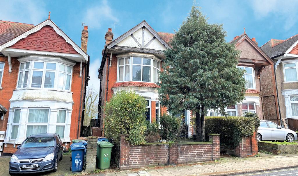 97(A) Harrow View, Harrow, Middlesex 2 bed flat - £130,000