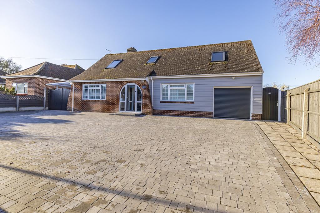 Nea Close, Highcliffe, Dorset. BH23 4QQ 4 bed detached house - £800,000