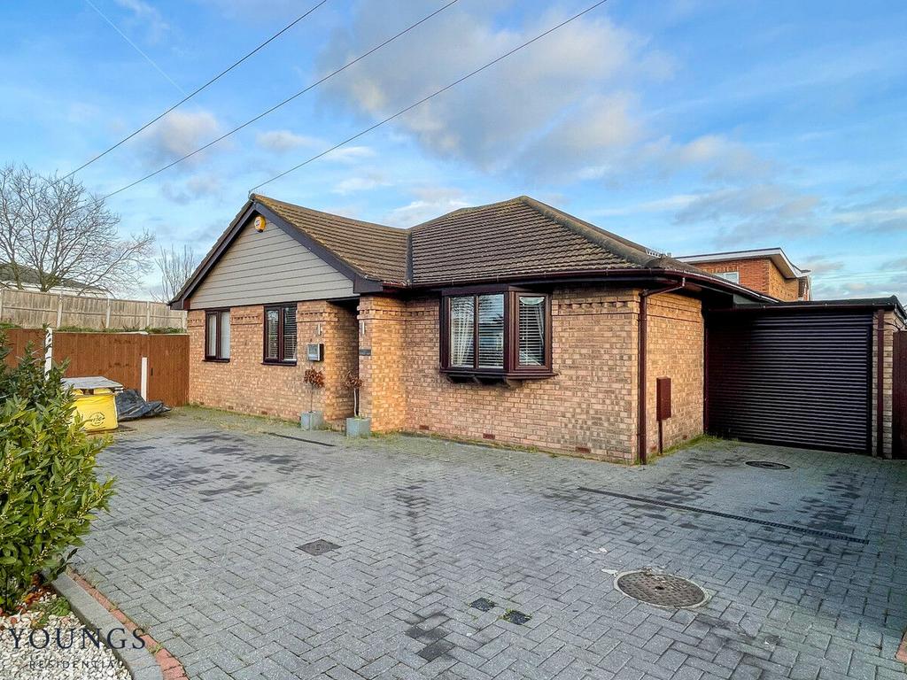Gennep Road, Canvey Island, SS8 4 bed detached bungalow - £475,000