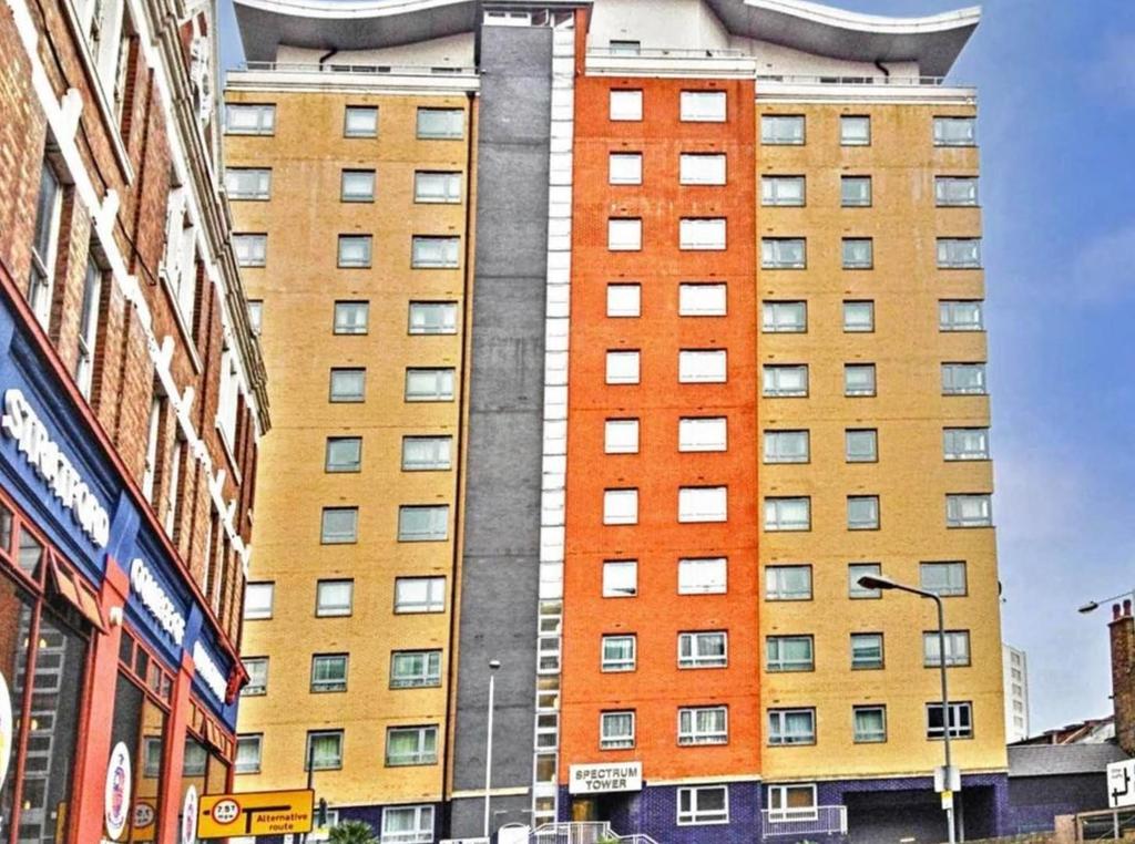 Hainault Street, Ilford, IG1 4GZ 2 bed apartment - £285,000