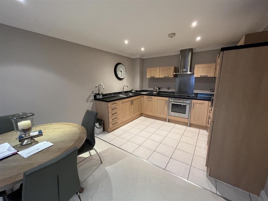 Dixon Court, Chelford, 2 bed apartment - £995 pcm (£230 pw)