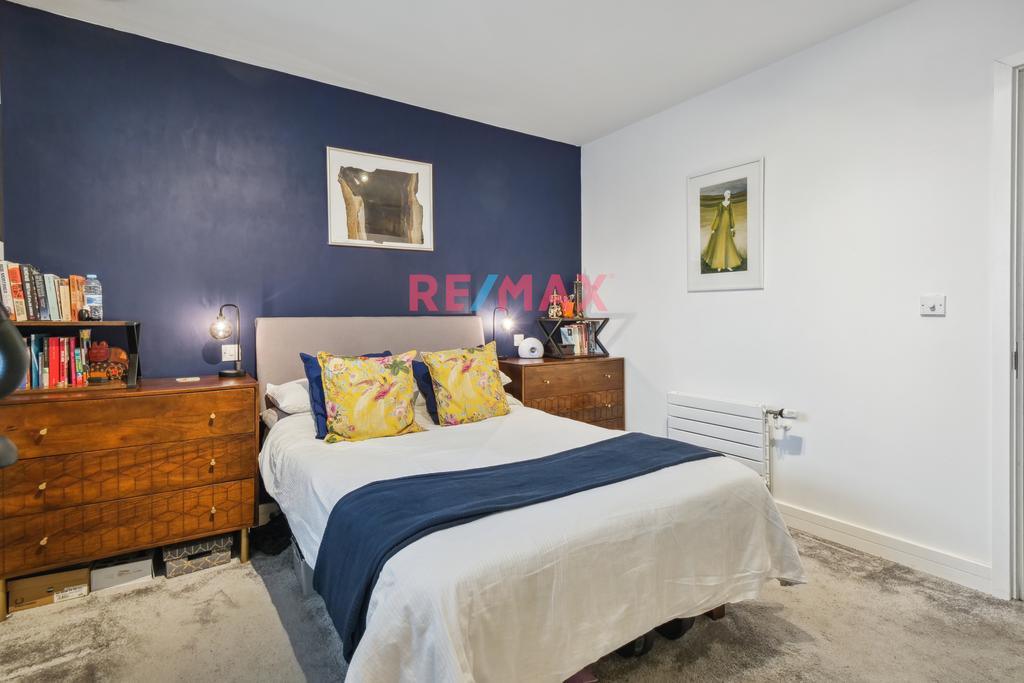 Barking Road, London E16 1 bed flat - £325,000