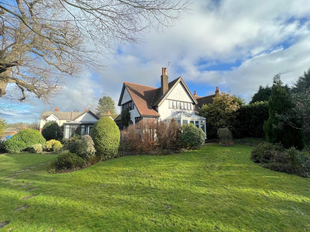 Ashley Park, Rusthall 4 bed semi-detached house - £1,900 pcm (£438 pw)