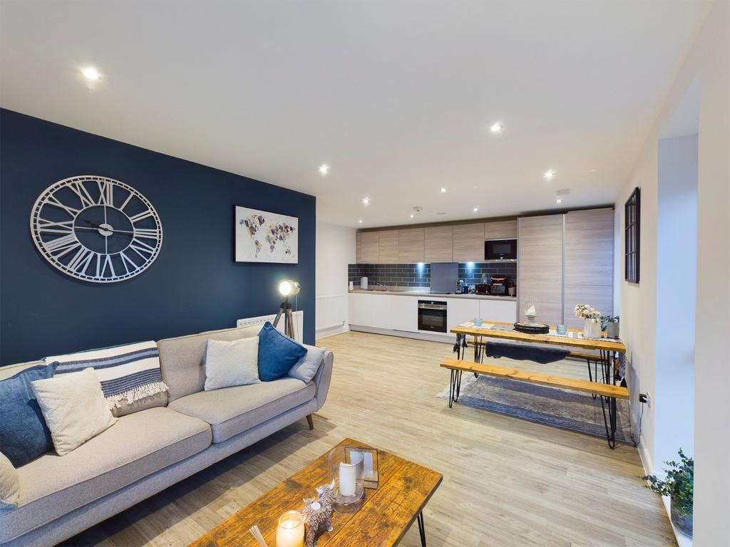 Hawker Drive, Addlestone, Surrey, KT15 2 bed apartment - £314,950