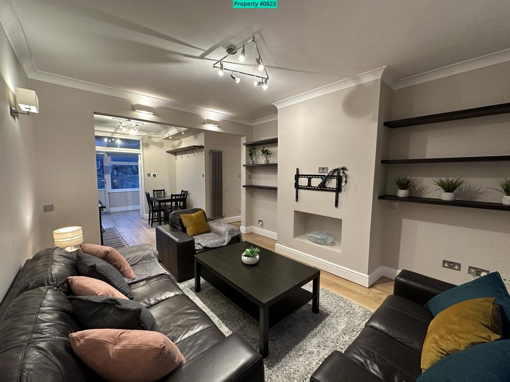 Godley Road, London, SW18 3HD 2 bed ground floor flat - £2,200 pcm (£ ...