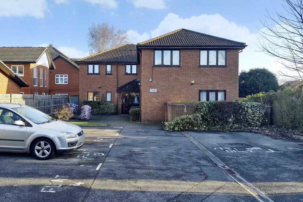 Pirton Court, Hemel Hempstead 1 bed apartment - £210,000