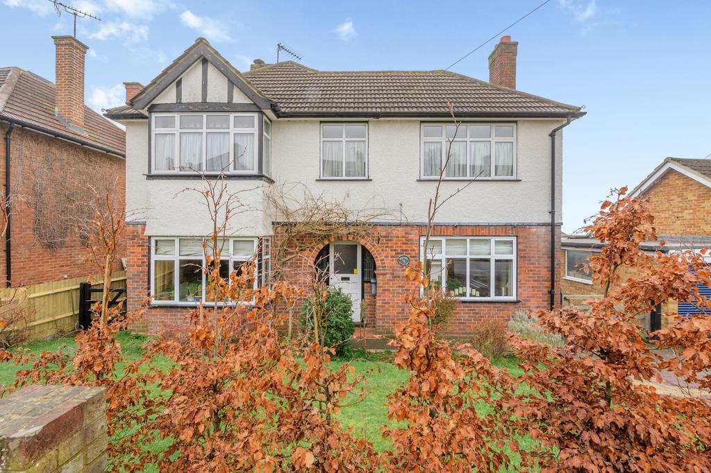 Lansdowne Road, Chesham 3 bed detached house - £565,000