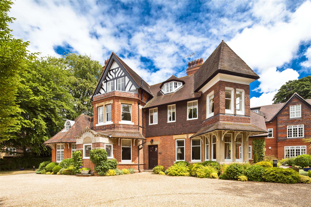 1 Court Gardens, Goring on Thames, RG8 2 bed apartment - £1,400 pcm (£ ...