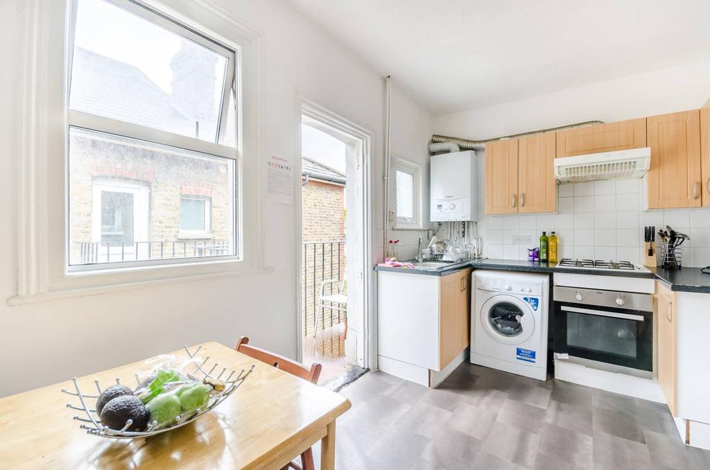 Weir Road, Balham, London, SW12 3 bed maisonette - £2,752 pcm (£635 pw)