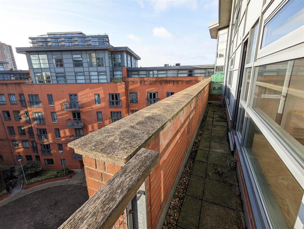 Mere House, Ellesmere Street... 2 bed duplex - £1,250 pcm (£288 pw)