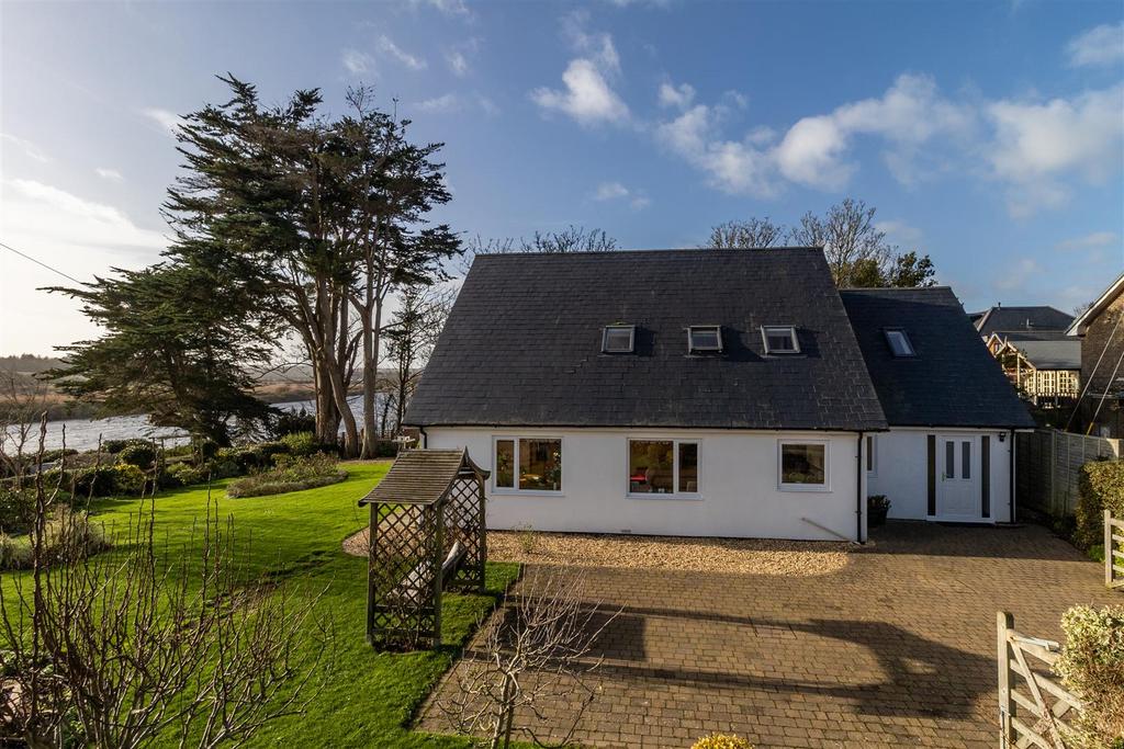 Thorley Road, Yarmouth 4 bed detached house - £700,000