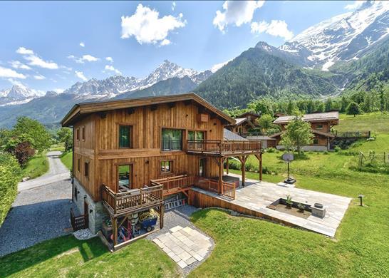 Les Houches, Haute-Savoie, Rhône-Alpes 5 bed chalet - £2,137,595* (€ ...