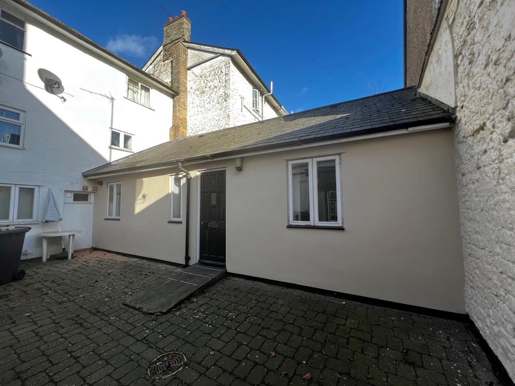 33 High Street, Mildenhall, Suffolk... 1 bed bungalow - £675 pcm (£156 pw)