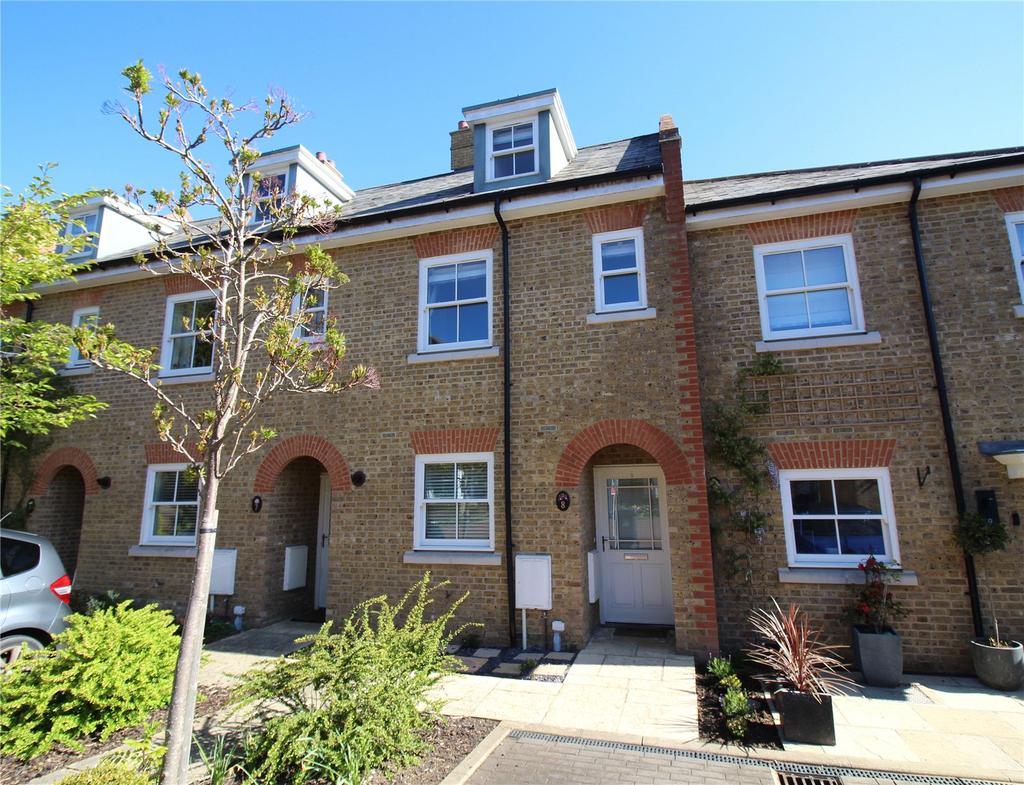 New Manor Croft, Berkhamsted... 3 bed terraced house - £2,500 pcm (£577 pw)