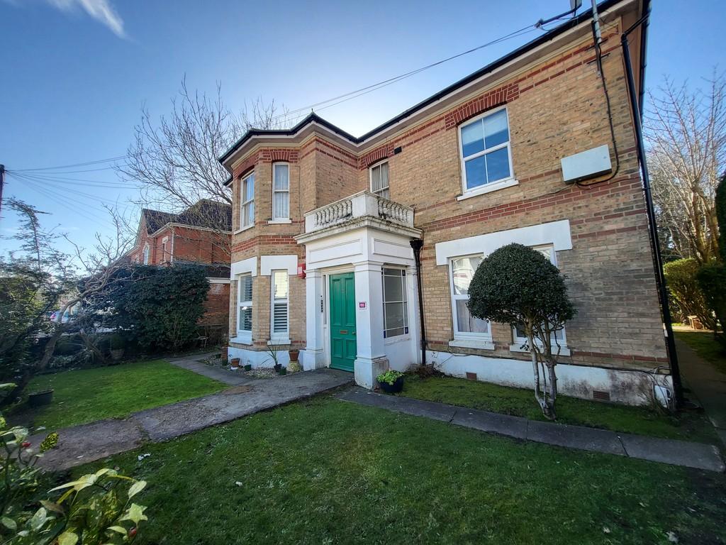 Hamilton Road, Bournemouth 1 bed apartment - £850 pcm (£196 pw)