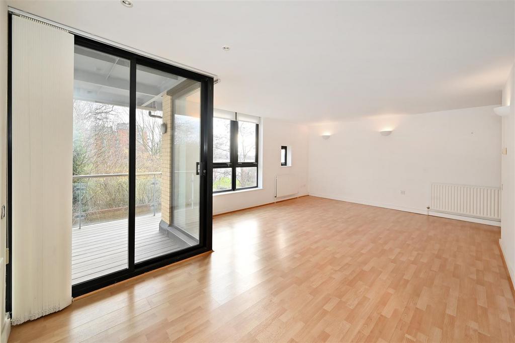 Ocean Wharf, Canary Wharf, E14 2 bed apartment - £525,000