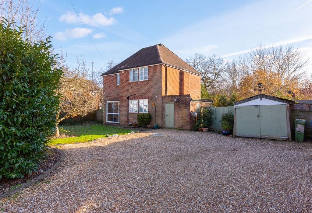 Whites Road, Farnborough, GU14 3 bed detached house - £575,000