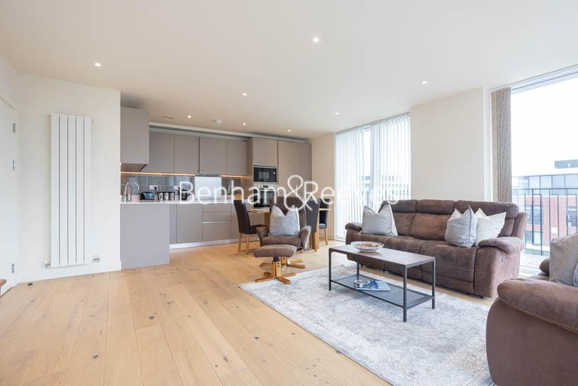 New Warren Lane, Woolwich SE18 2 bed apartment - £2,750 pcm (£635 pw)