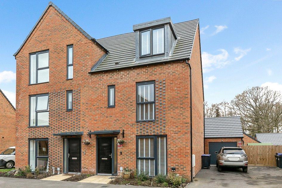 Langridge Way, COPTHORNE, Crawley... 4 bed semi-detached house - £475,000