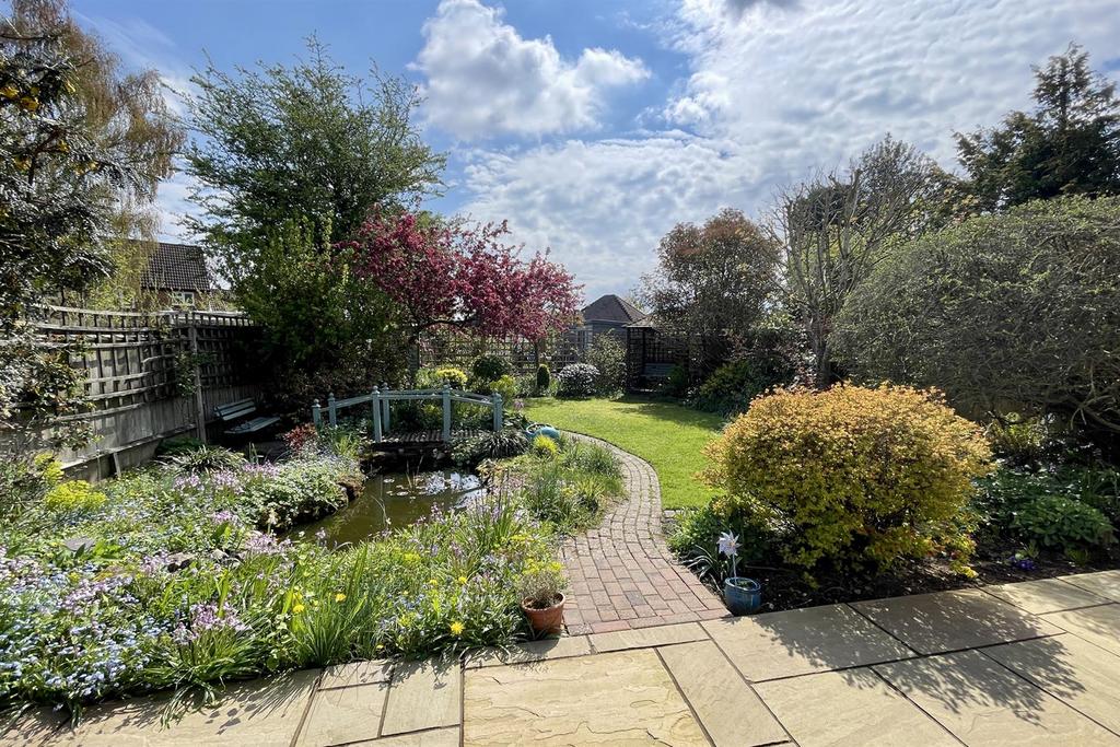 Farncombe 3 bed detached house - £650,000