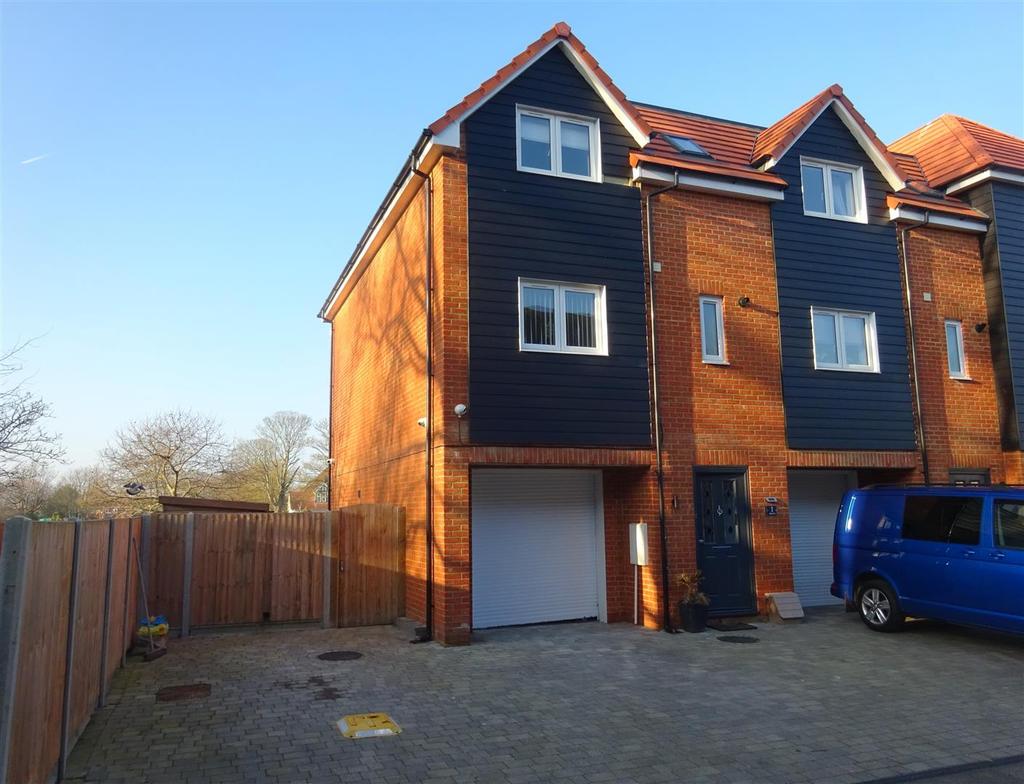 1 Park Row High Street New Romney 3 bed semi-detached house - £1,350 ...