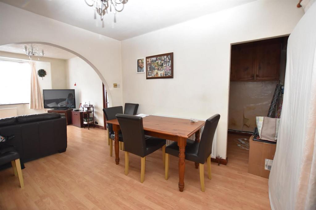 Roxeth Green Avenue, Harrow, HA2 8AB 3 bed terraced house - £515,000