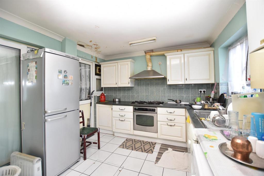 Roxeth Green Avenue, Harrow, HA2 8AB 3 bed terraced house - £515,000
