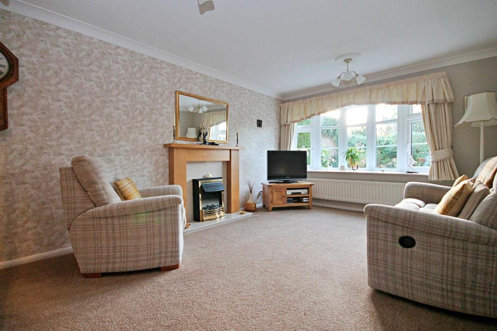 Dosthill Road, Two Gates, Tamworth 3 bed detached house - £425,000