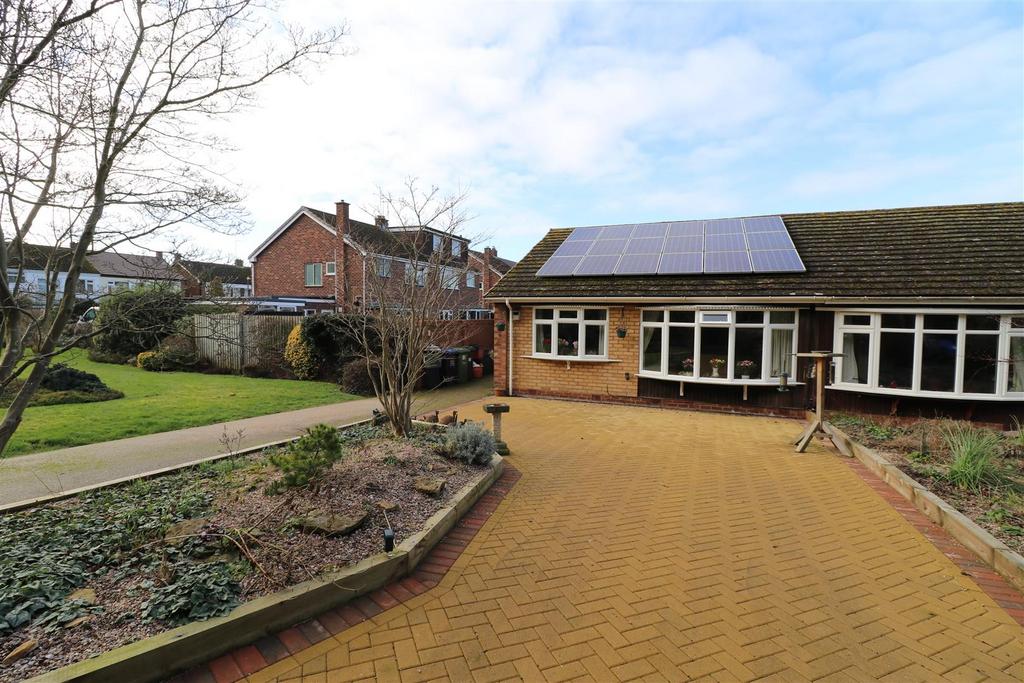 Leyfields Crescent, Warwick 2 bed bungalow - £365,000